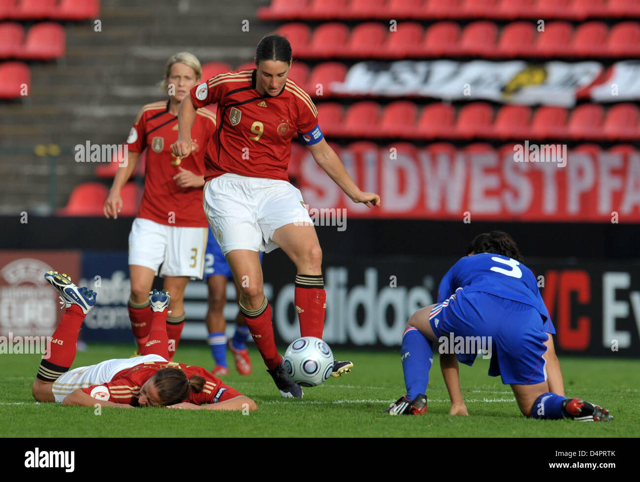 Germany?s Birgit Prinz (C) controls the ball during the UEFA Women?s ...