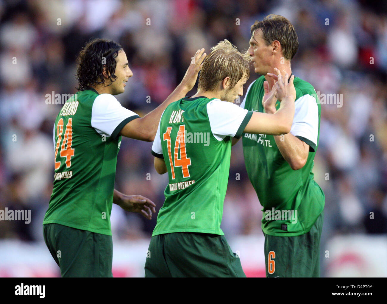 Werder Bremen?s scorer Claudio Pizarro (L) celebrates his goal to 2-0 ...
