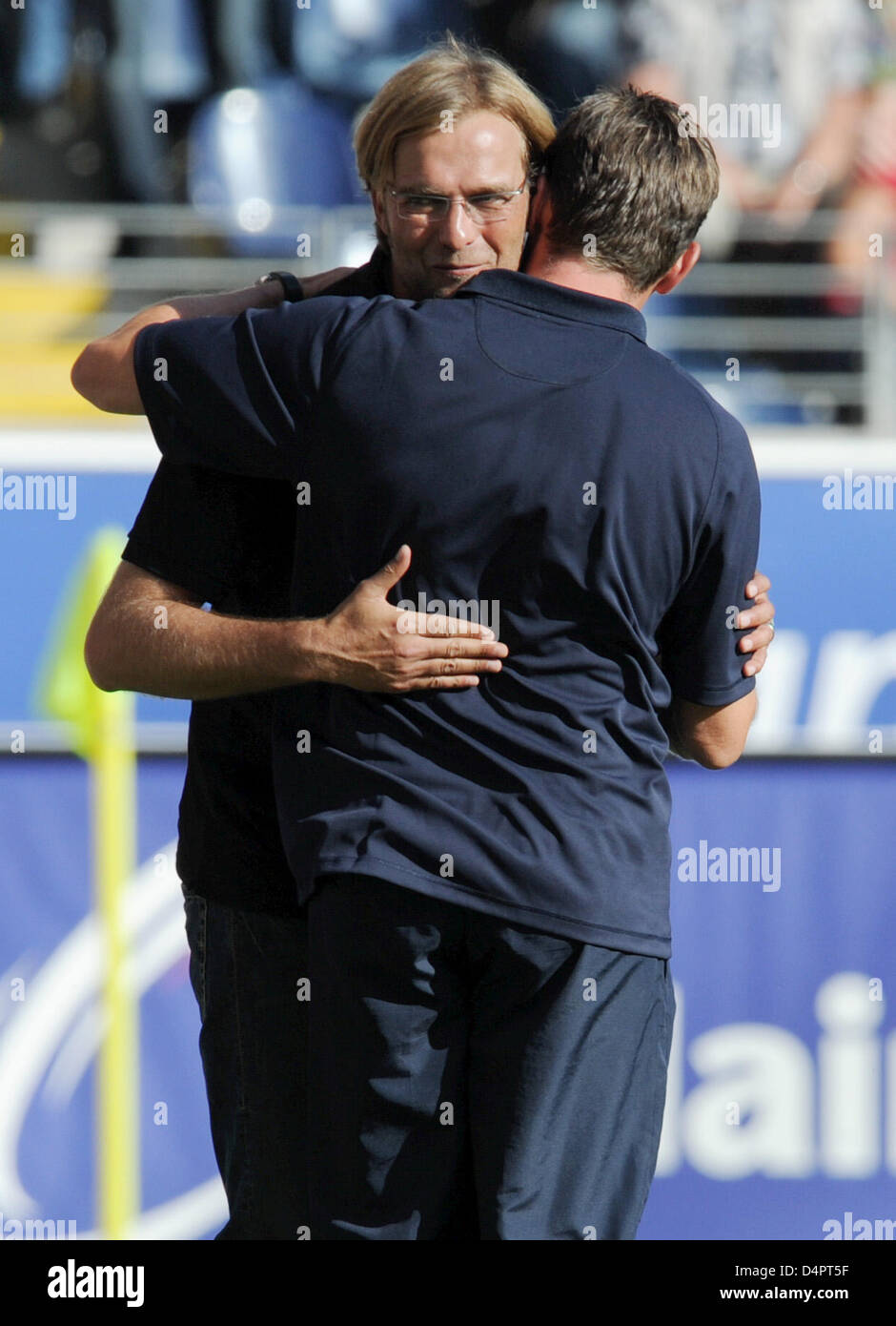 Frankfurt?s head coach Michael Skibbe (R) and Dortmund?s head coach ...