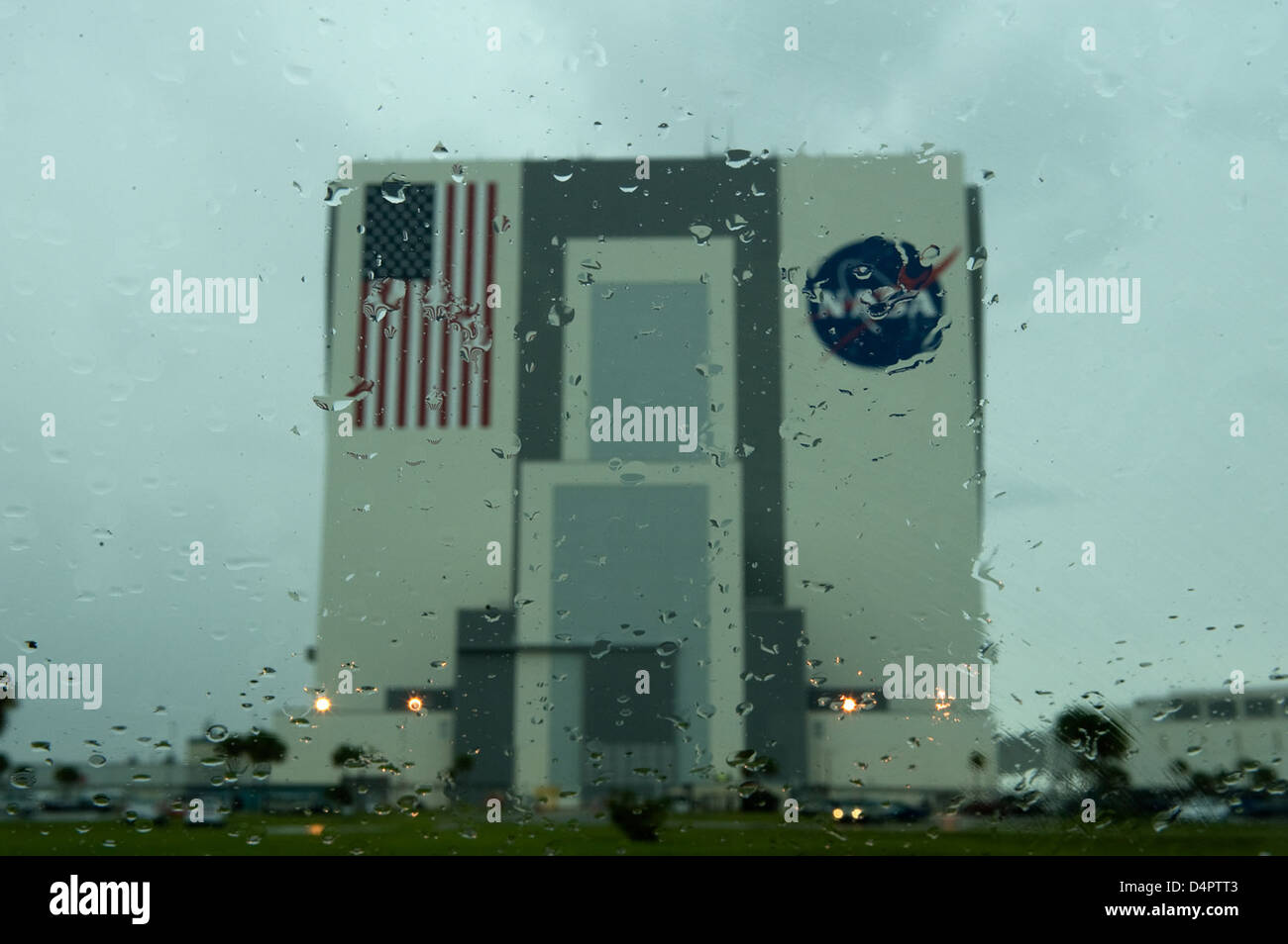 Vehicle Assembly Building In The Rain (20090710003HQ Stock Photo - Alamy