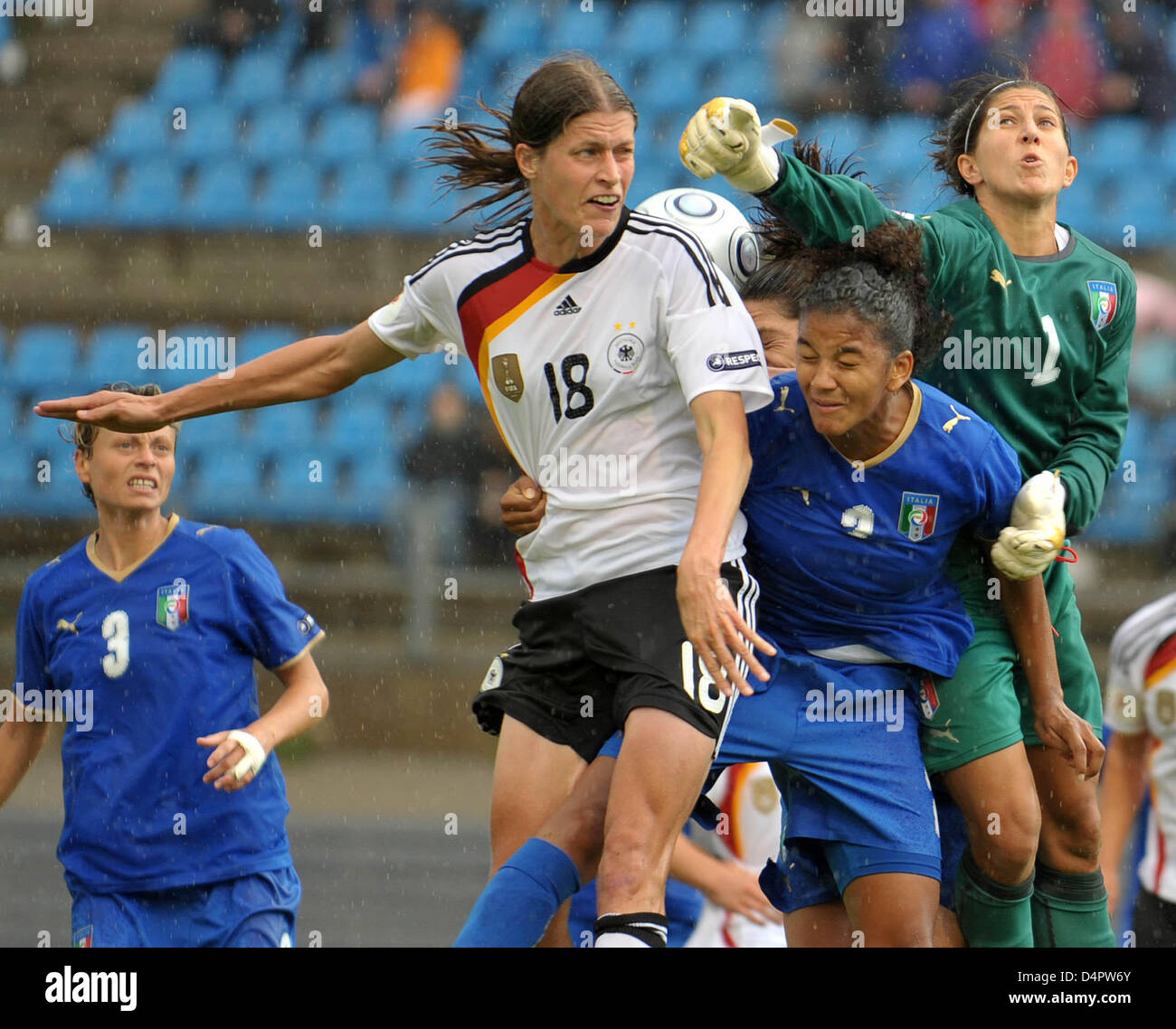 Germany?s Kerstin Garefrekes (L) vies for the ball with Italy?s goalie ...