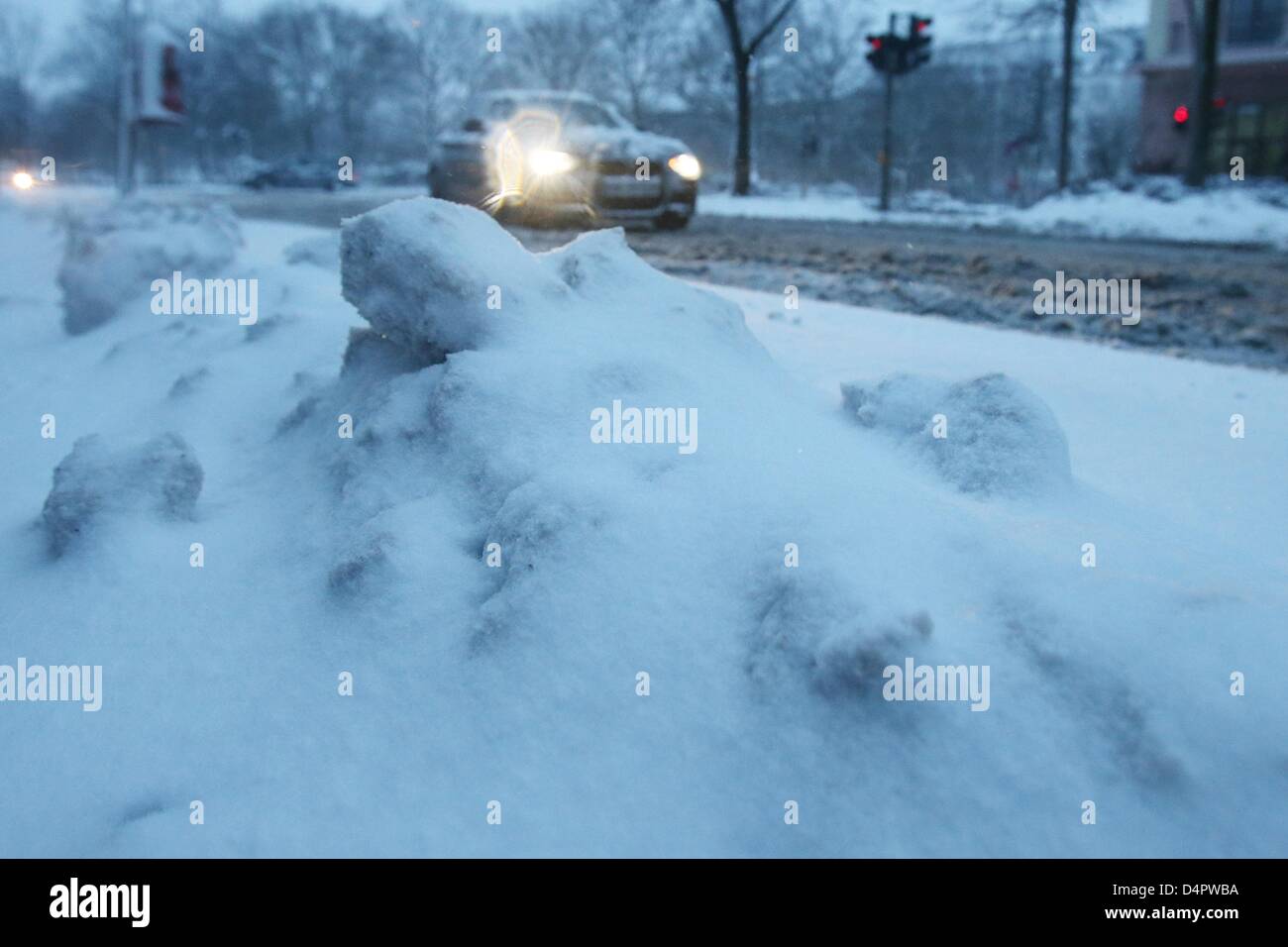 Snow coveres pavements and streets in the district Altona in Hamburg ...