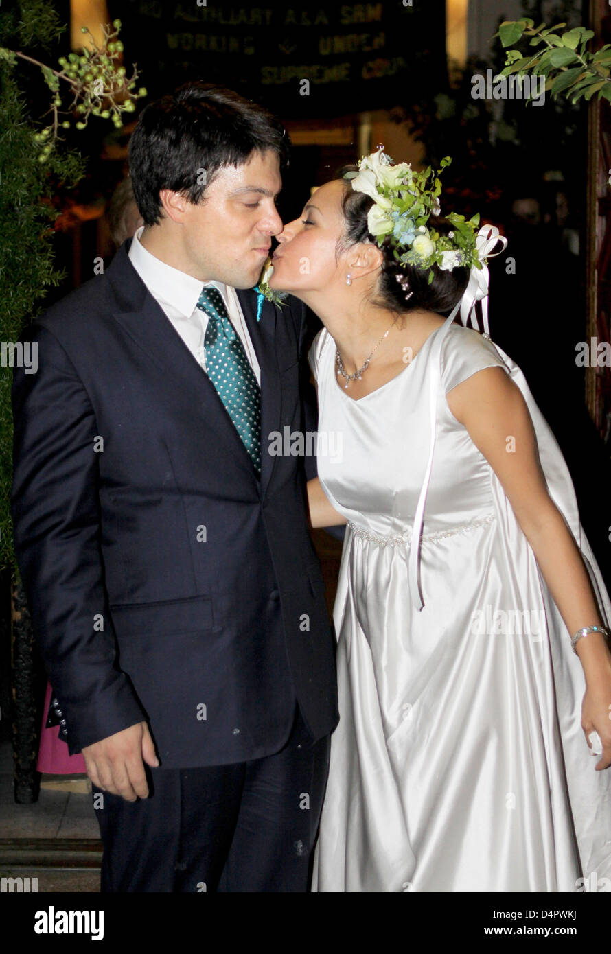 Bernardo guillermo eva prinz valdes kiss hi-res stock photography and ...