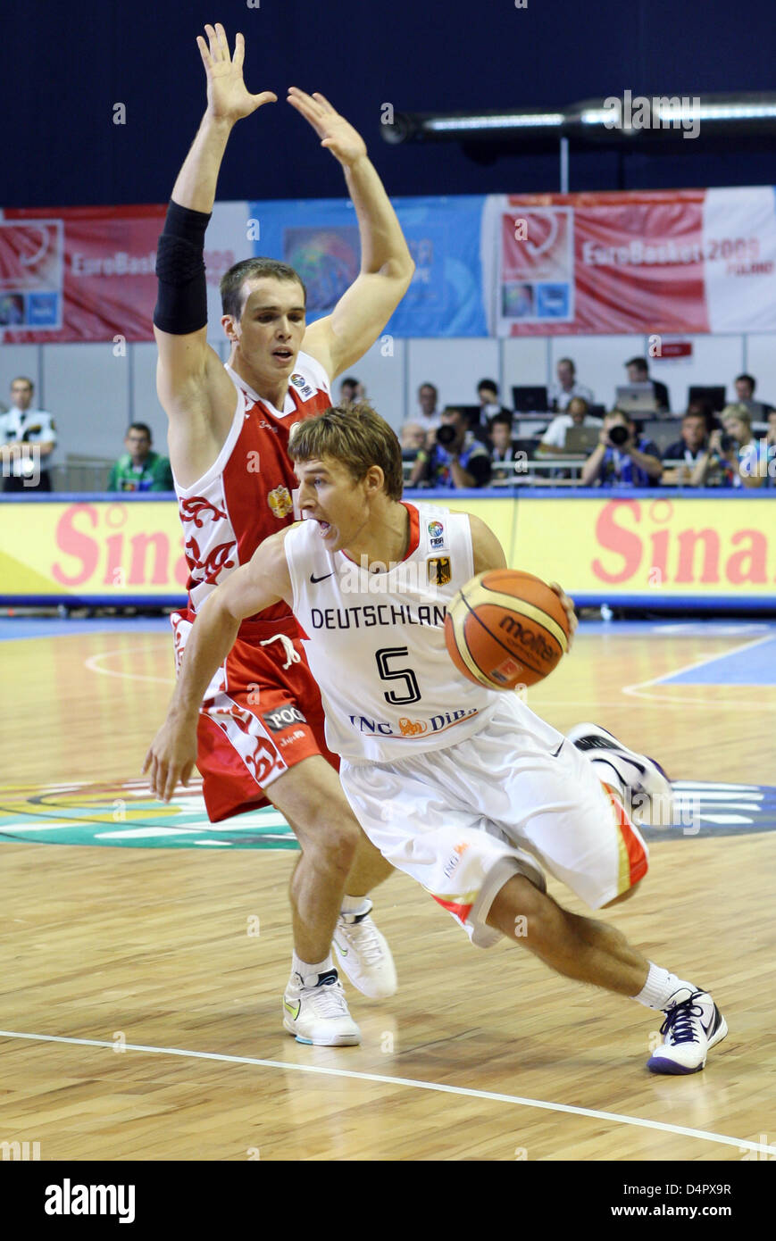 Germany?s Heiko Schaffartzik (R) and Russia?s Sergey Bykov vie for the ...
