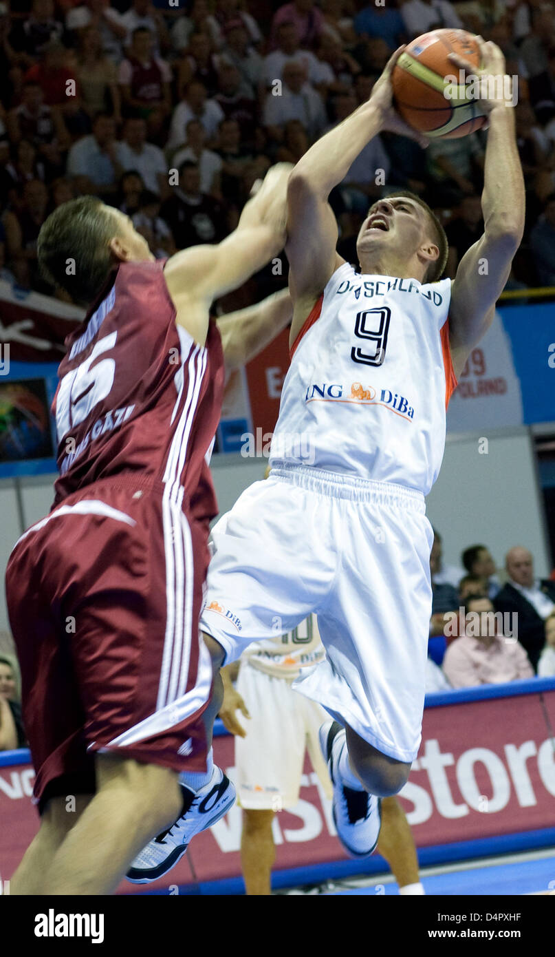 Germany?s Steffen Hamann (R) and Latvia?s Andris Biedrins (L) vie for ...
