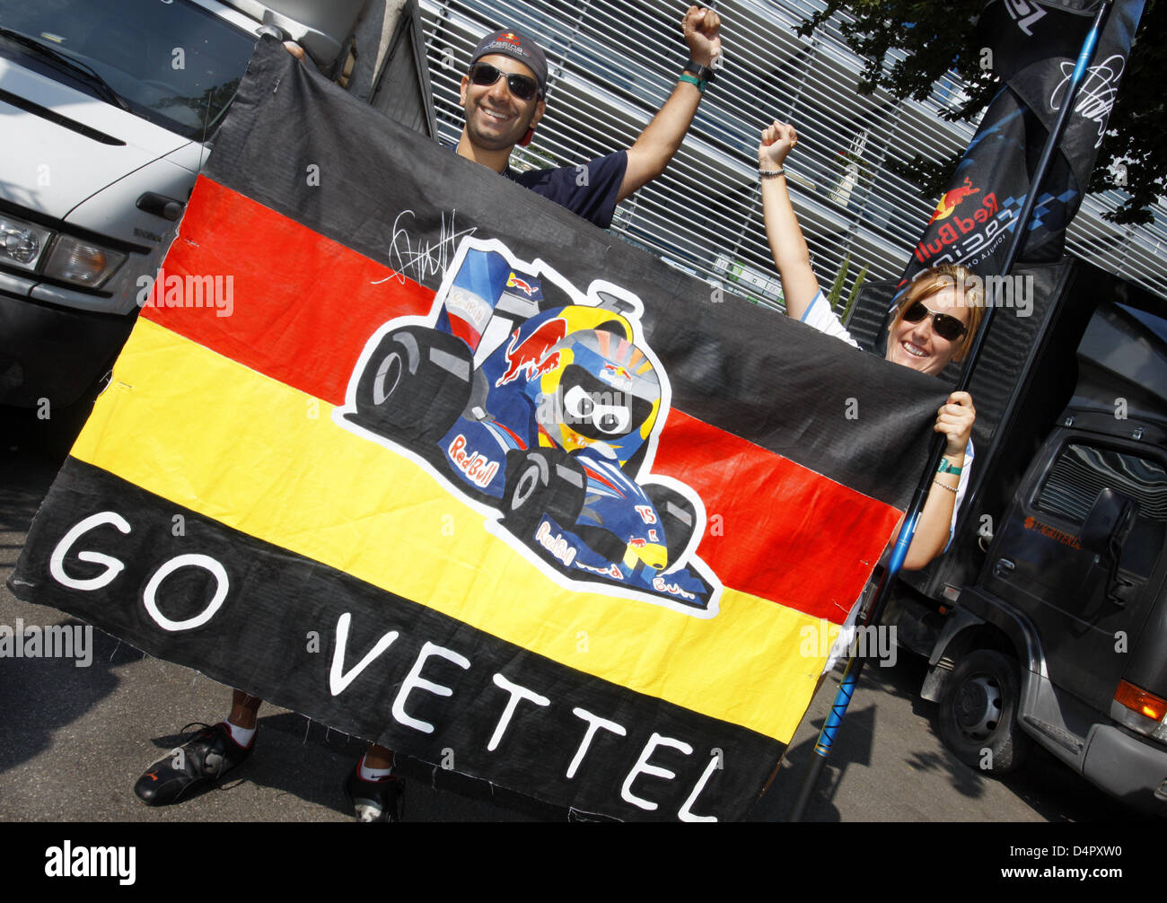 Female f1 fans cheer in hi-res stock photography and images - Alamy