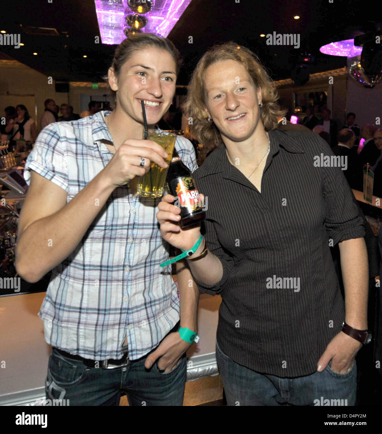 German national players Bianca Schmidt (L) and Melanie Behringer ...