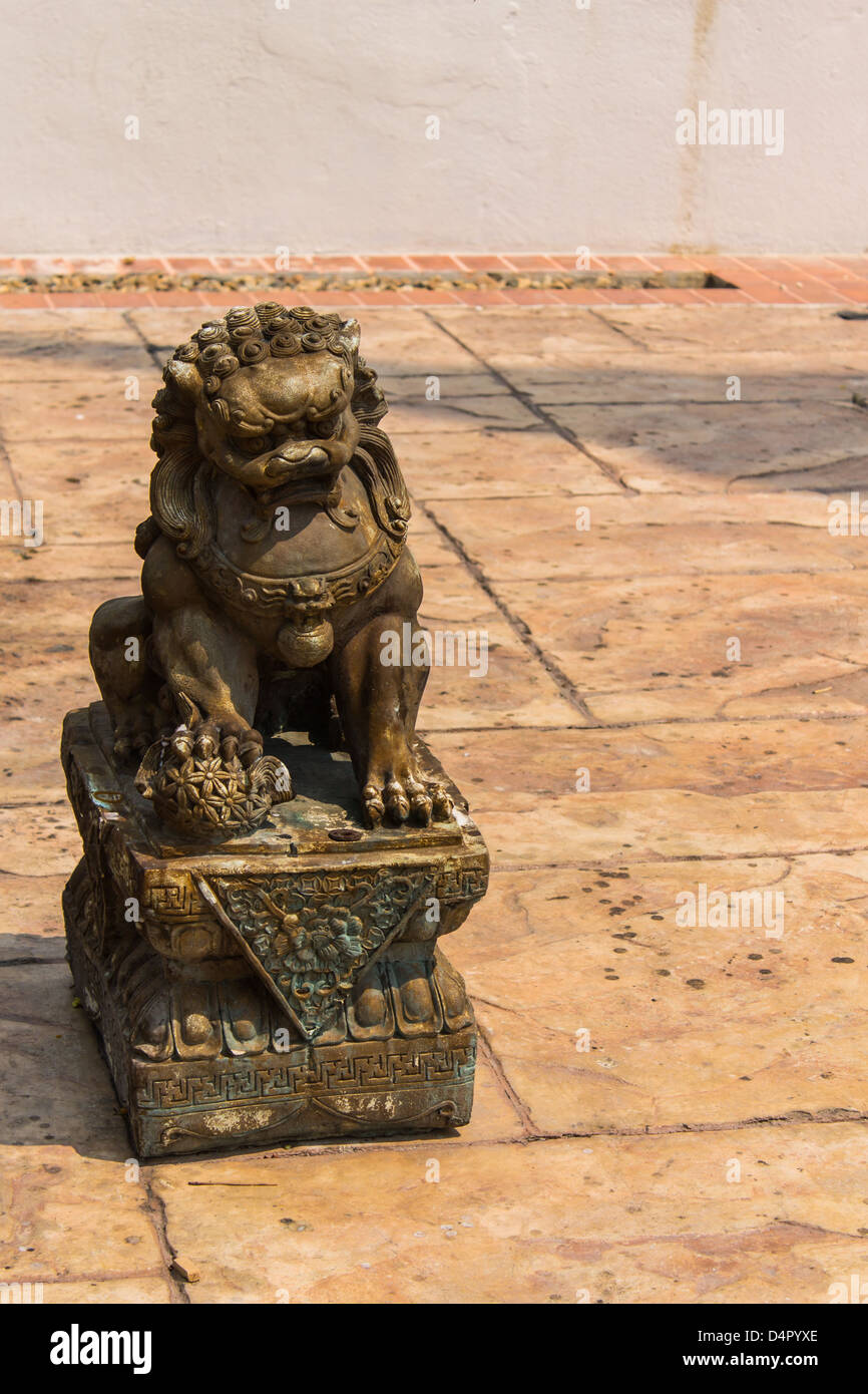 Golden singha head hi-res stock photography and images - Alamy