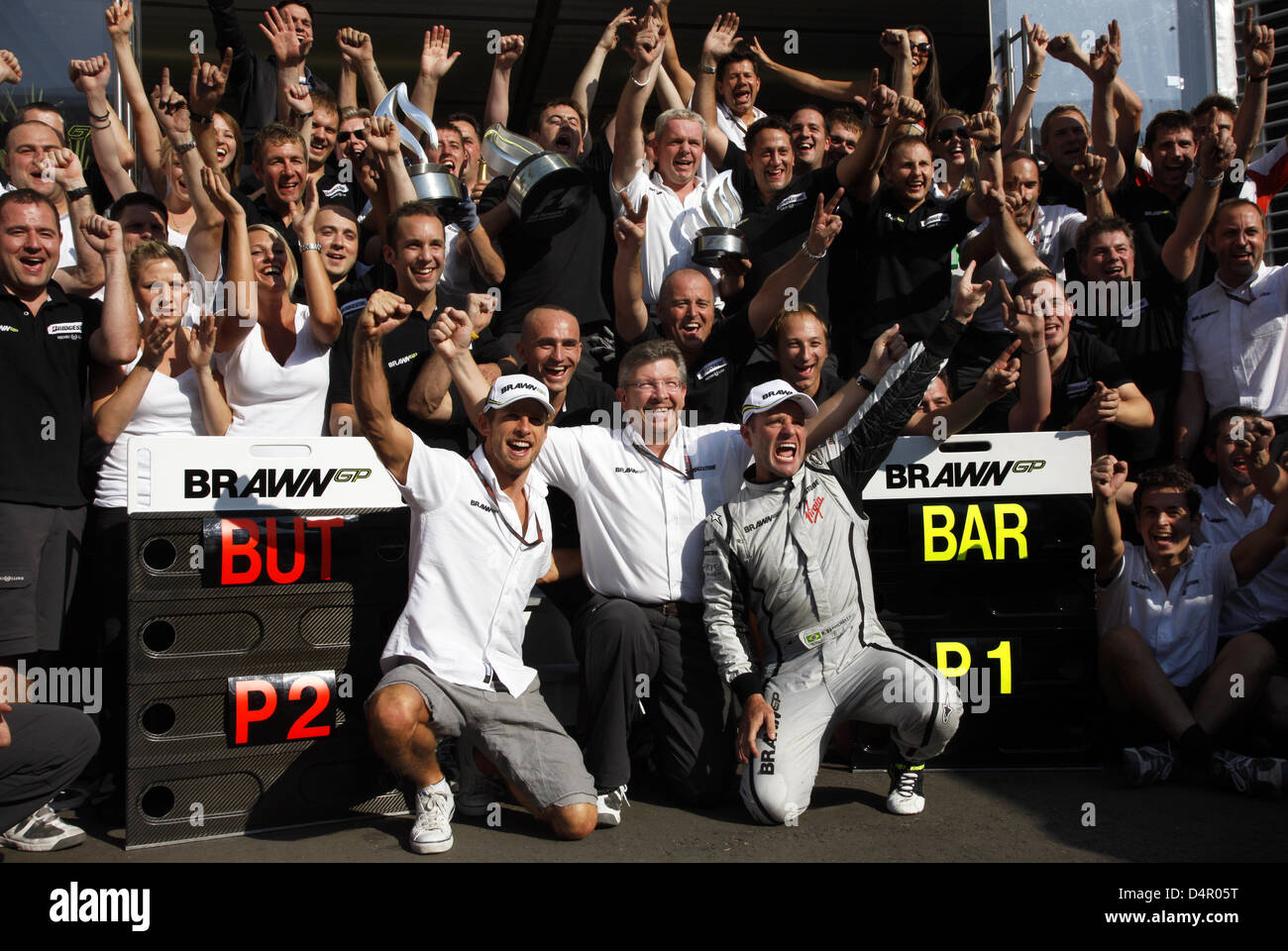 Brawn GP owner Ross Brawn (C), British Jenson Button (L) and Brazilian ...