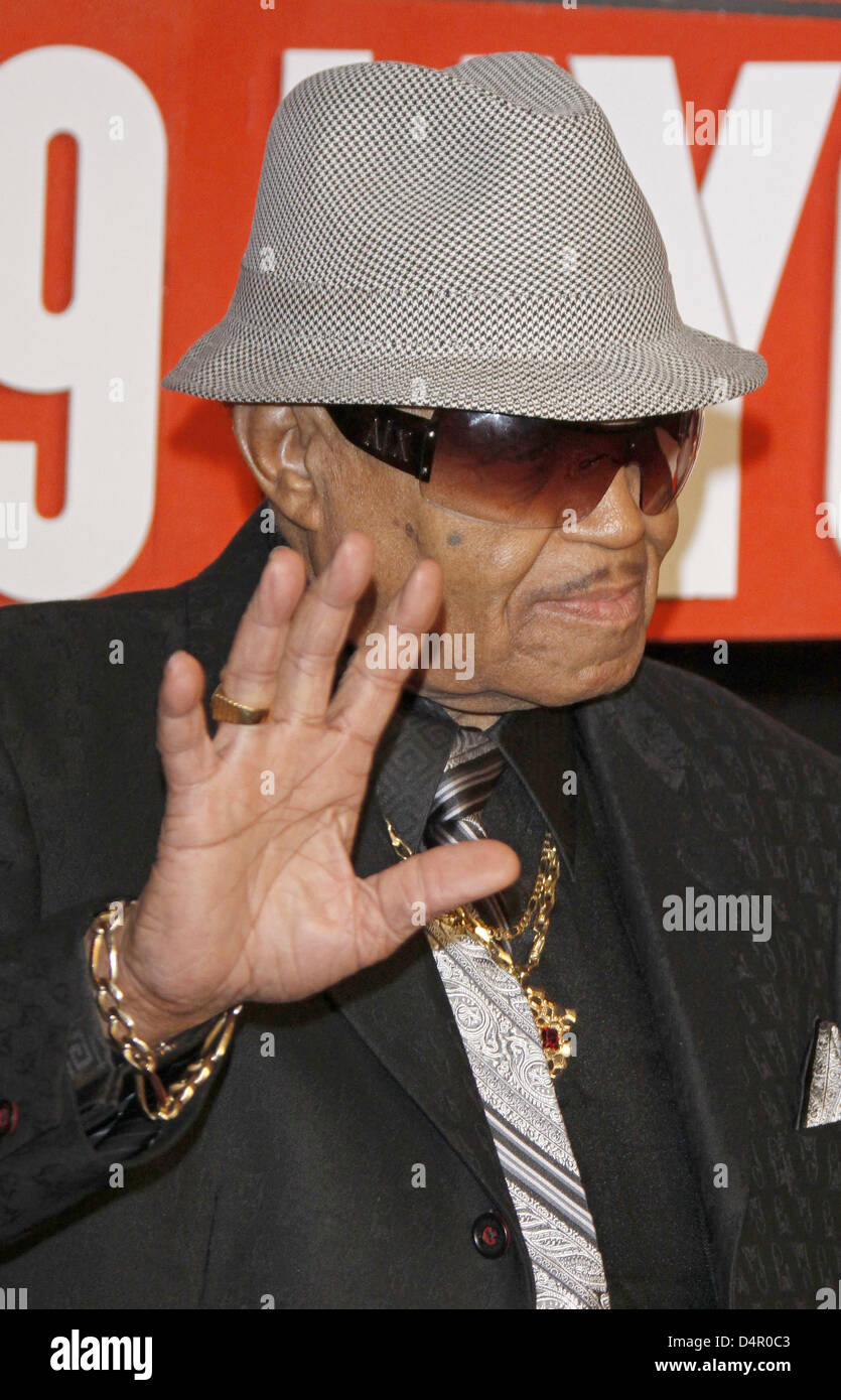 Joseph Jackson (L) arrives for the MTV Video Music Awards at Radio City ...