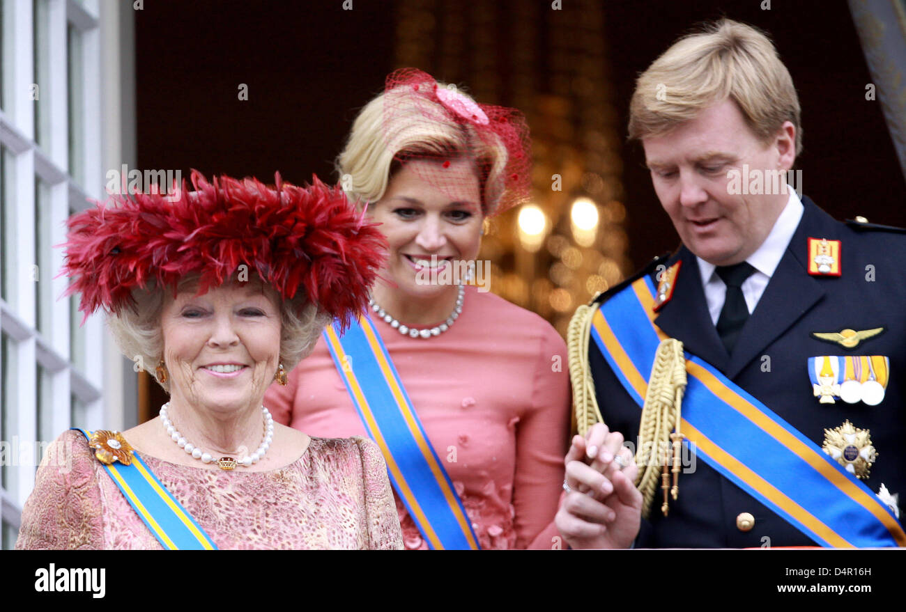 Queen Beatrix of the Netherlands (L), Crown Prince Willem-Alexander of ...