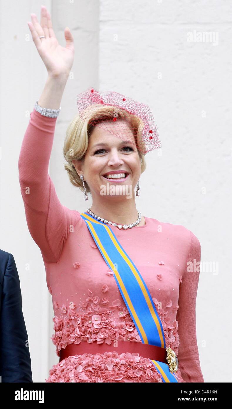 Princess Maxima of the Netherlands waves from the balcony of Noordeinde ...