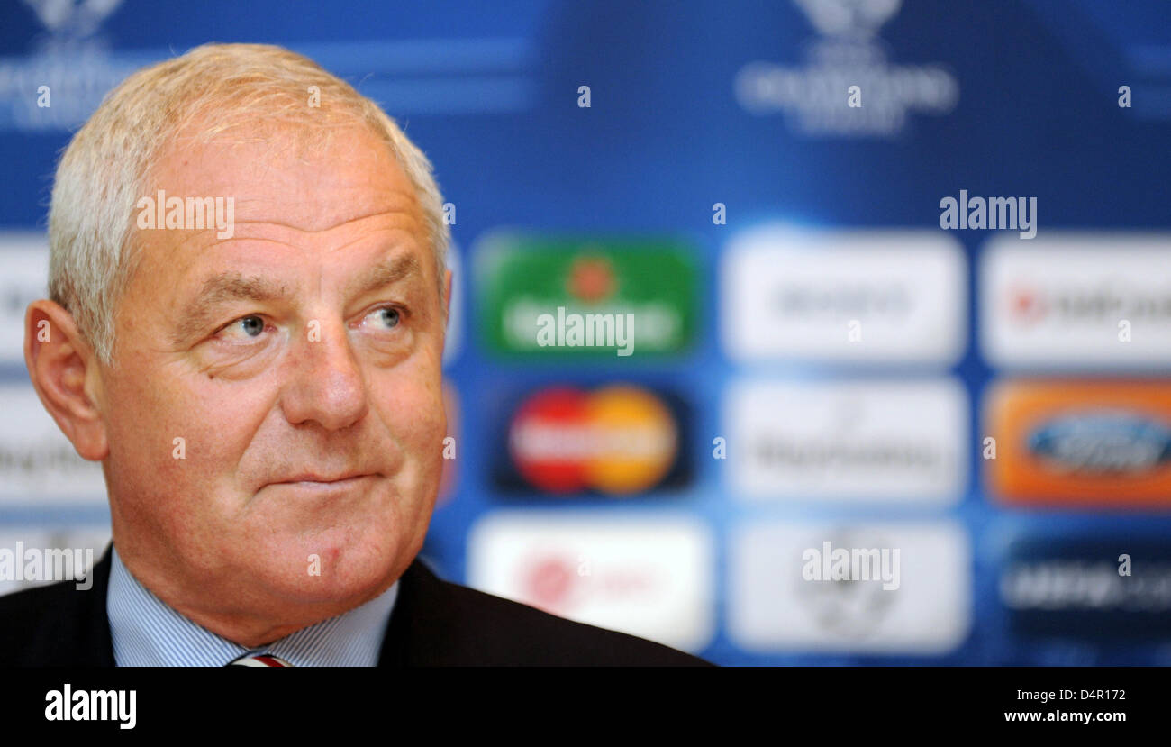 Scottish side Glasgow Rangers? manager Walter Smith smiles during a ...