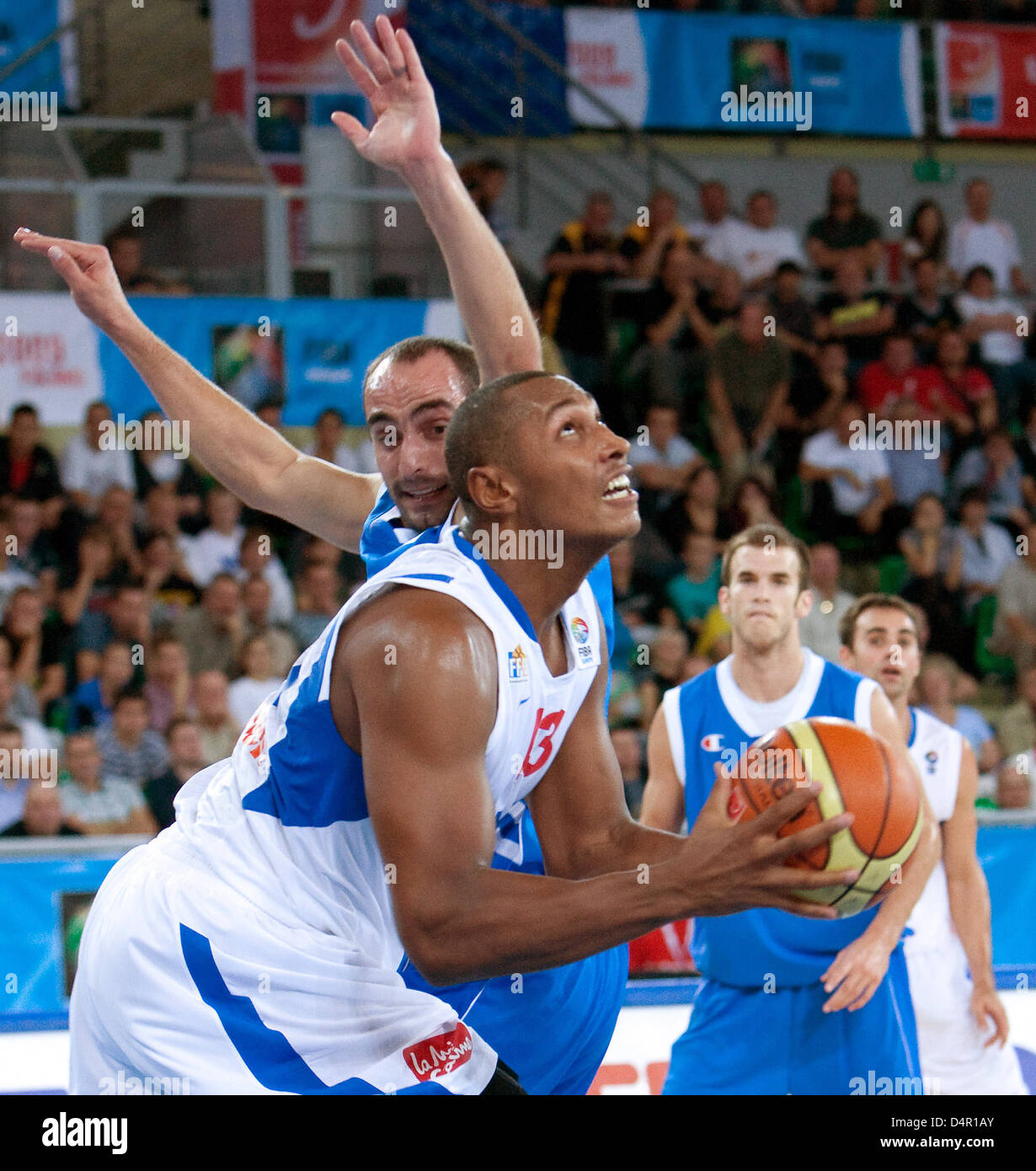 French Boris Diaw (2-L) and Greek Ioannis Kalampokis (L) in action ...