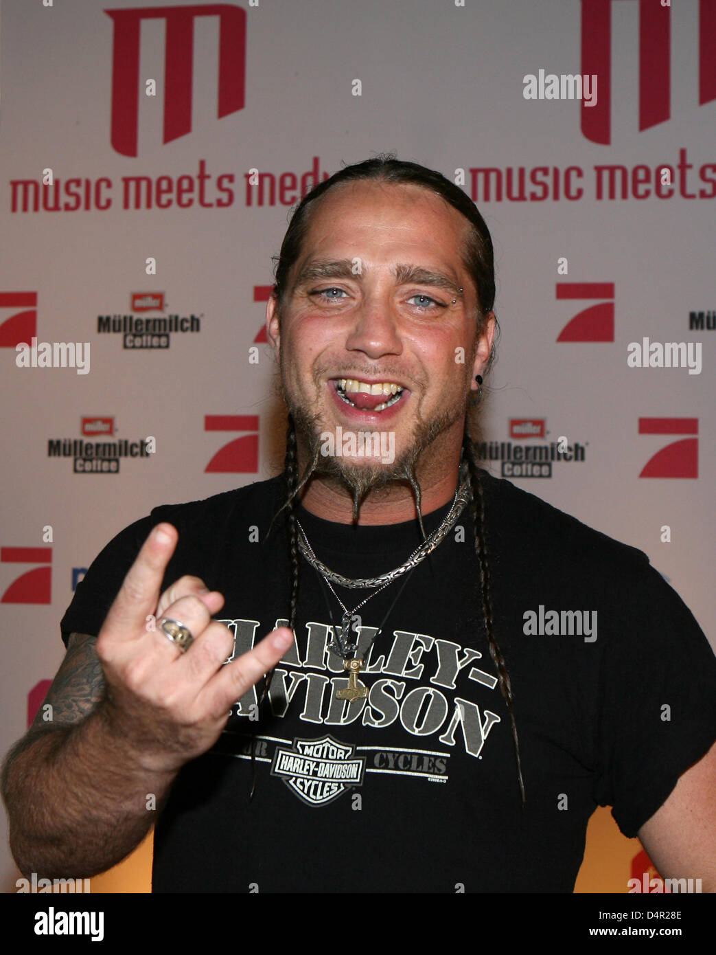 Arts culture entertainment ace music celebrities smiling facial ...