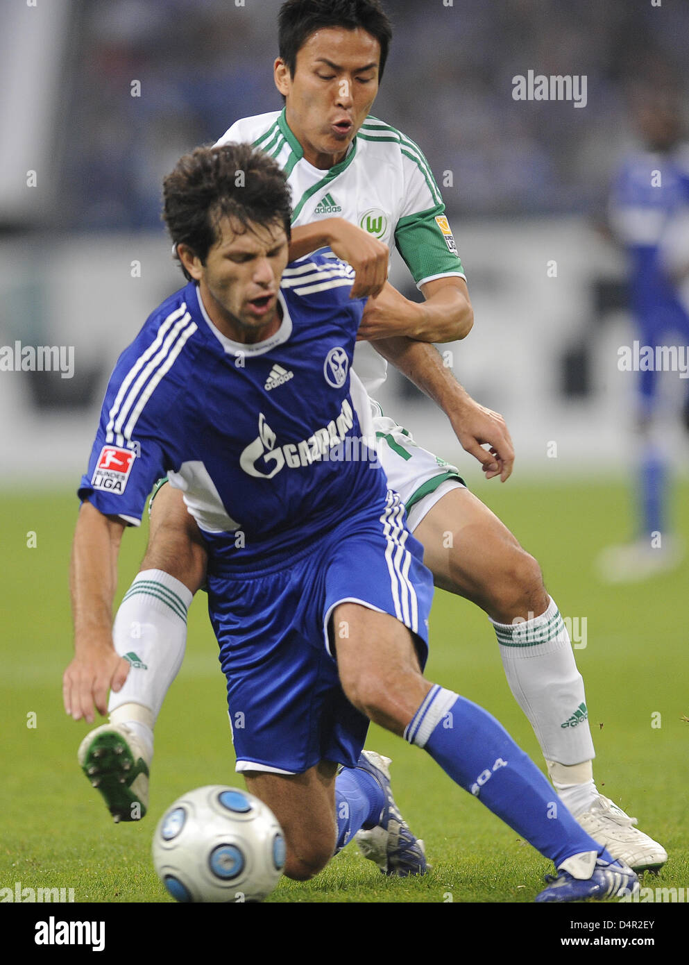 Schalke?s Levan Kobiashvili (L) vies for the ball with Wolfsburg?s ...