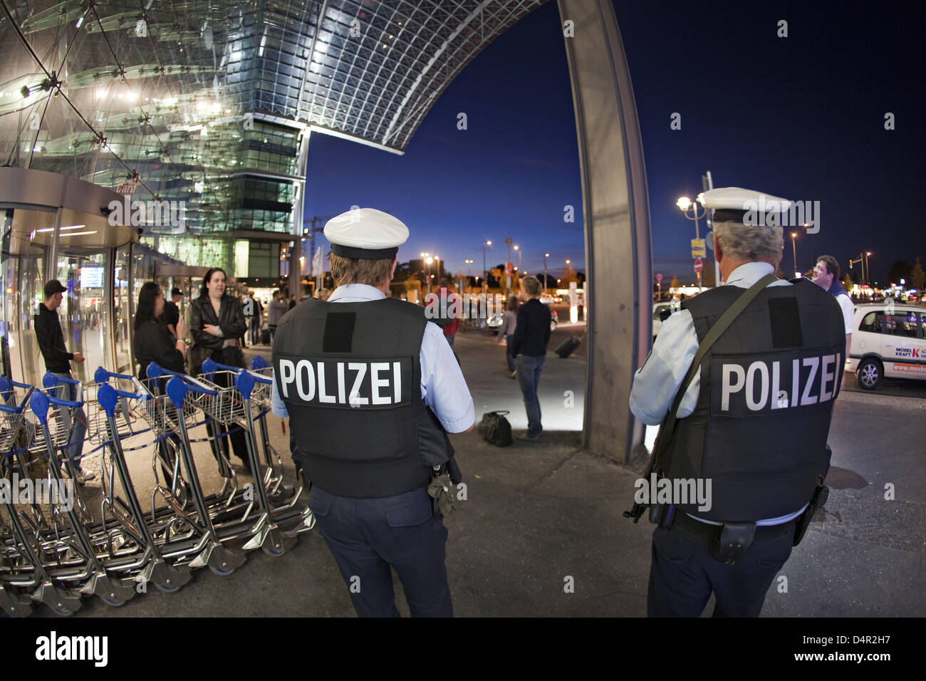 German police officers machine guns hi-res stock photography and images ...