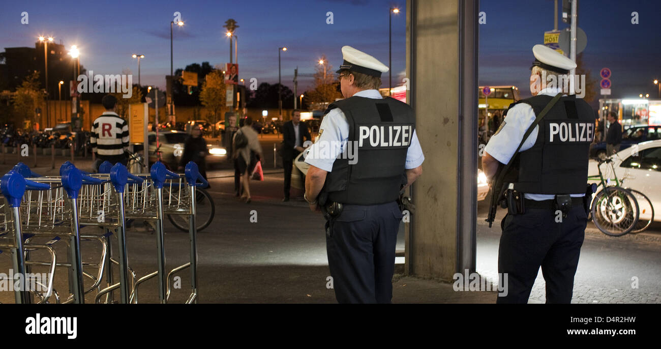 German police officers machine guns hi-res stock photography and images ...