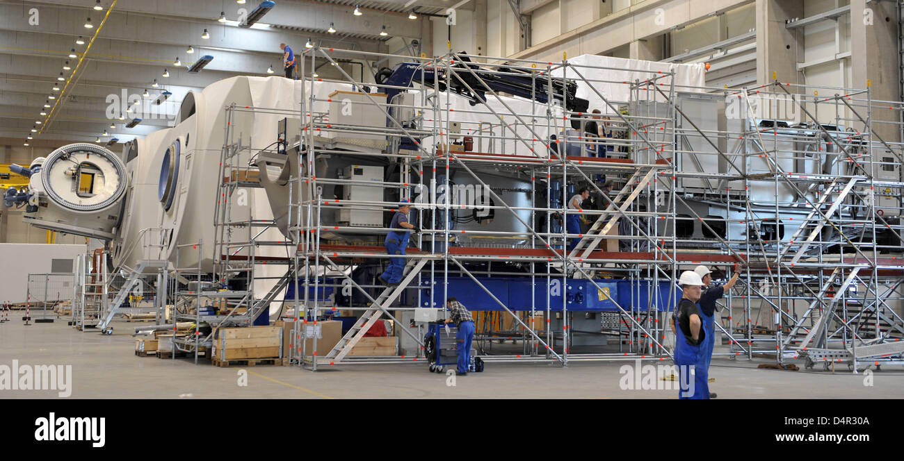 Staff of REpower systems AG work on powerhouses for wind energy plants ...
