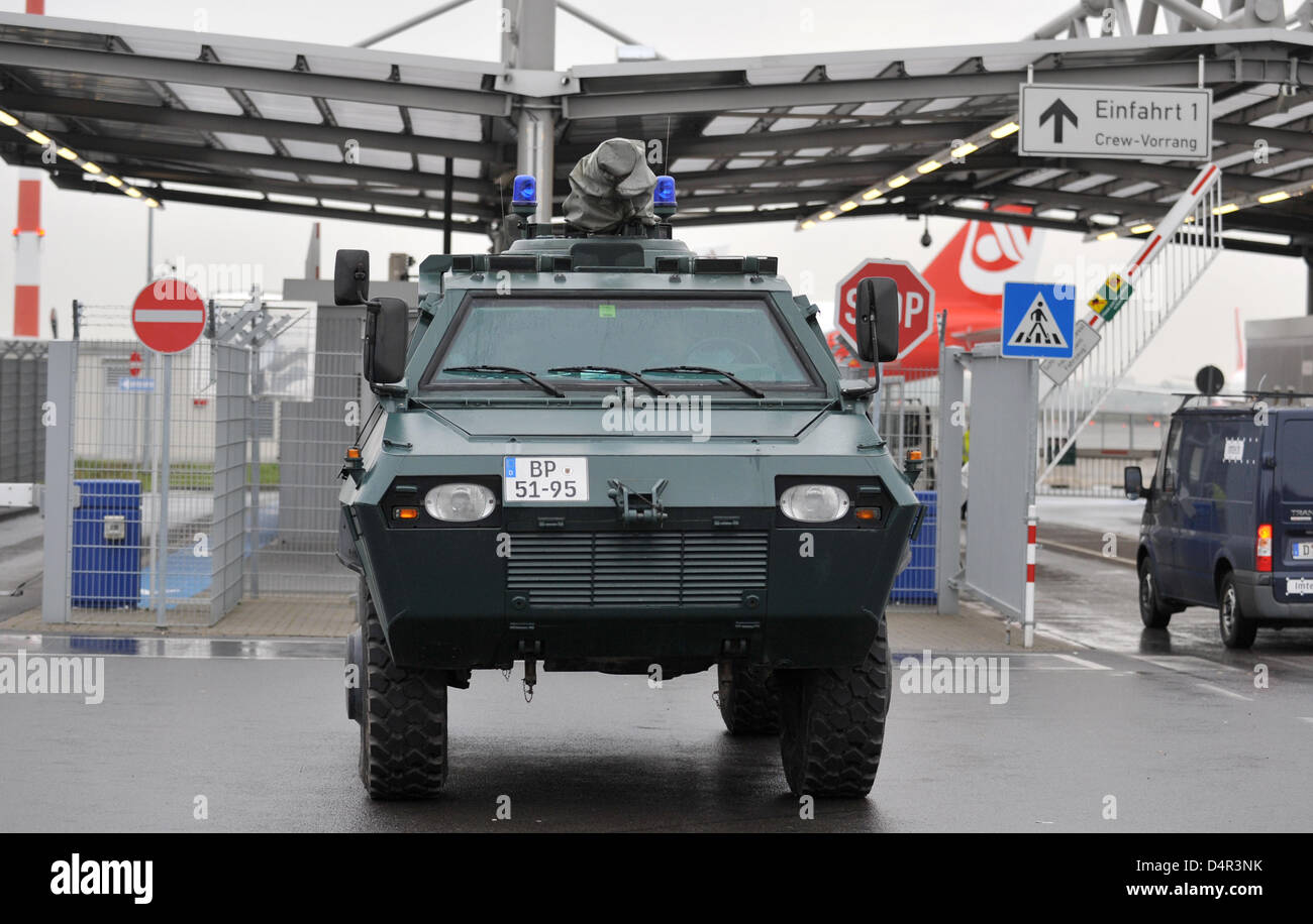 An armoured car of the Federal Police stands in front of an entrance to ...