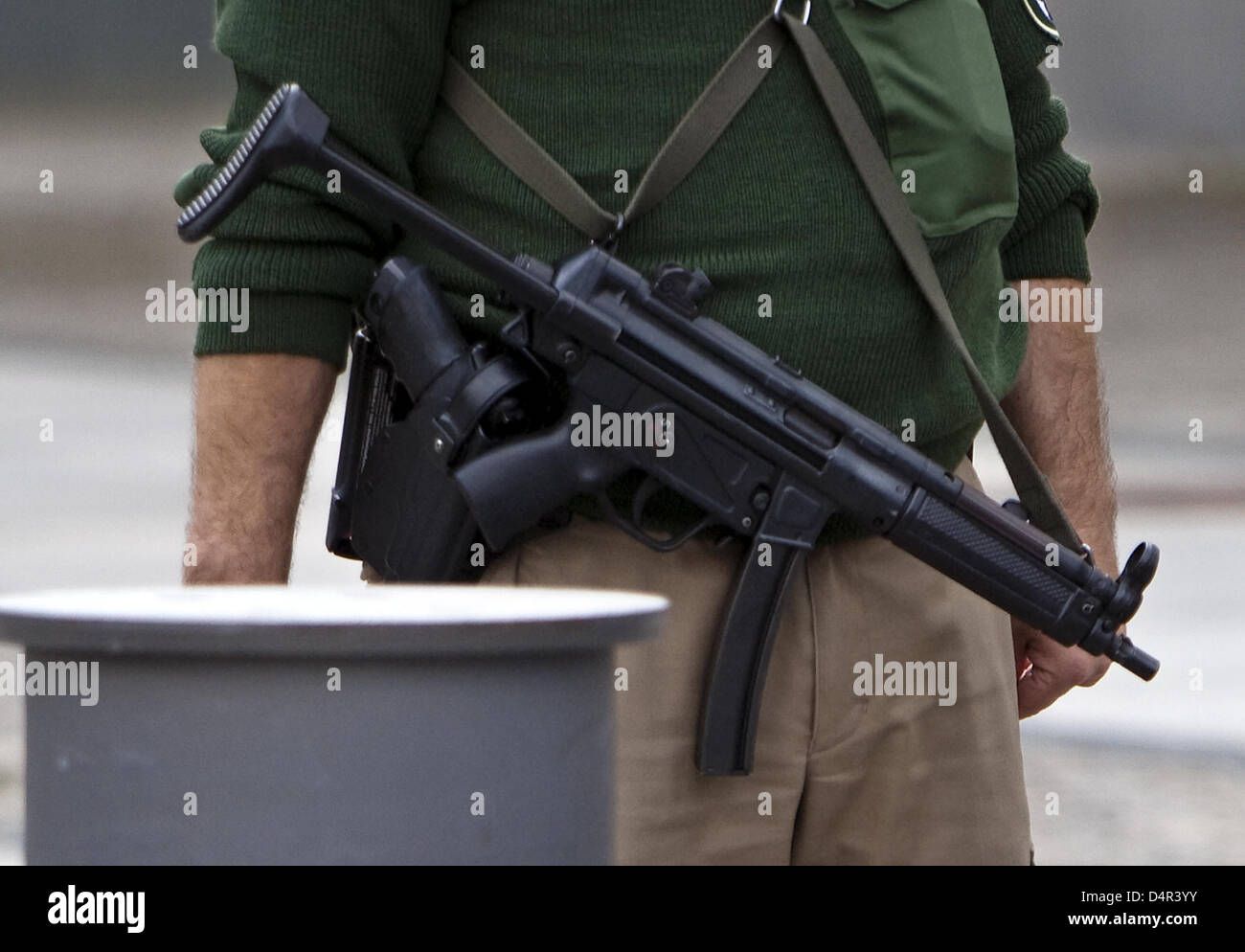 A police officer with machine gun guards the U.S. Embassy to Germany in ...