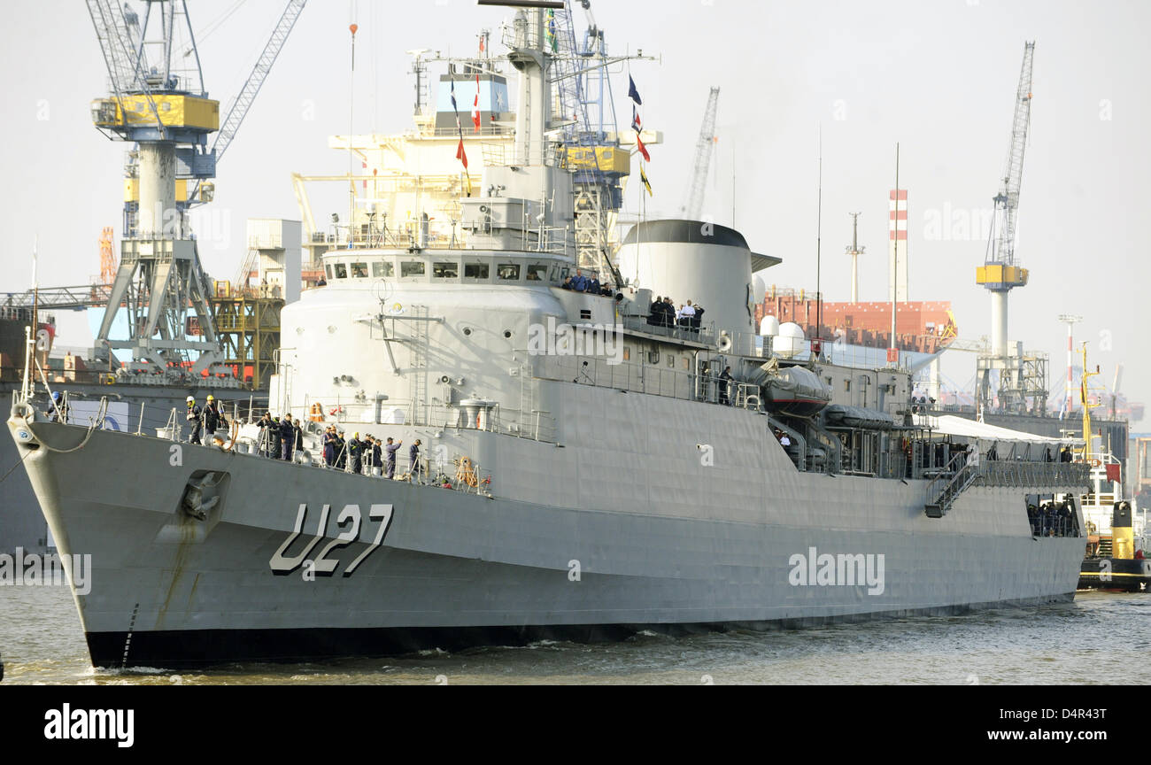 The training ship ?Brasil? of the Brazilian navy arrives in the port of ...