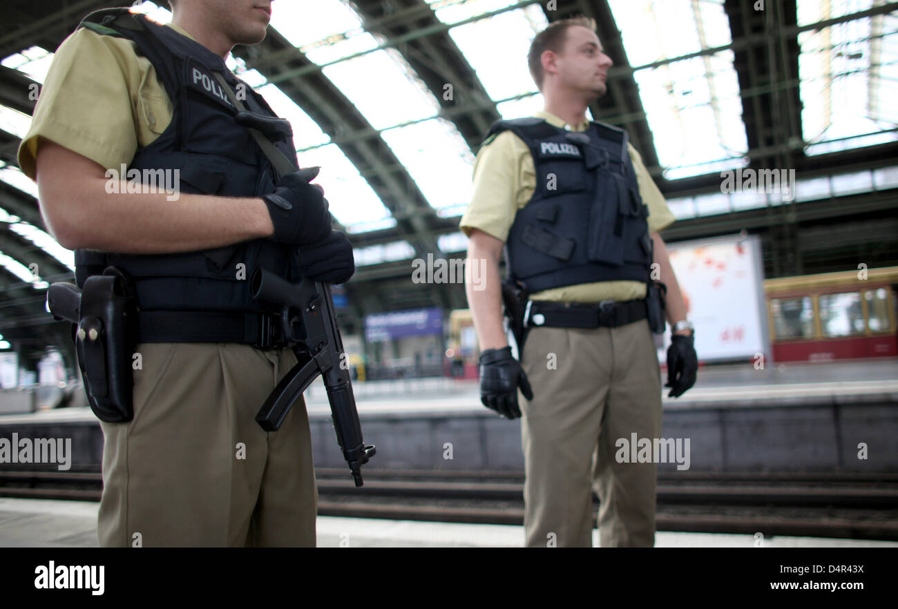 Policemen with a machine gun guard the Ostbahnhof in Berlin, Germany ...