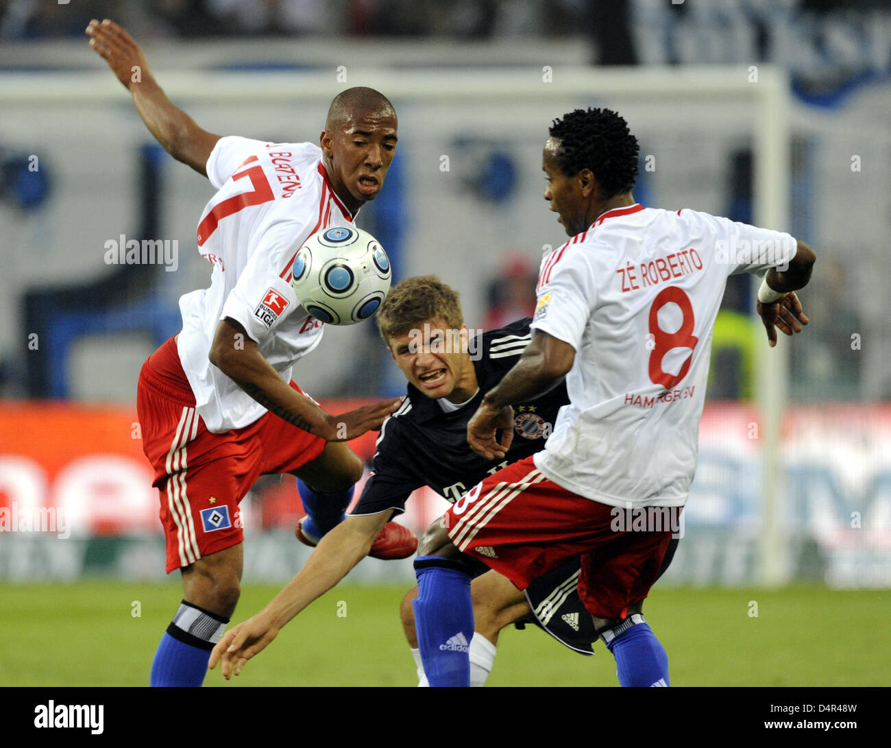 Hamburg?s Jerome Boateng (L) and Zé Roberto (R) fight for the ball with ...
