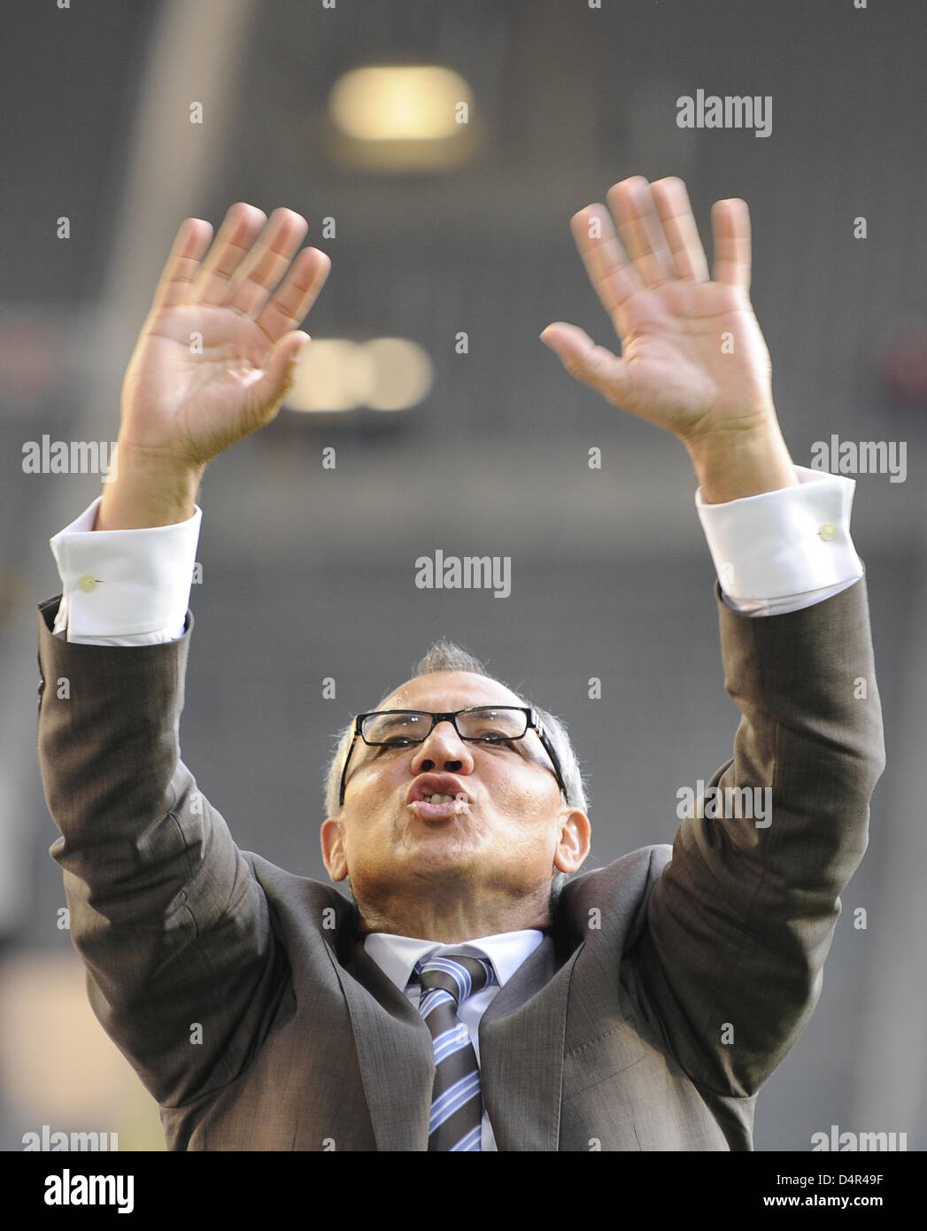 Schalke?s head coach Felix Magath thanks the fans after the German ...