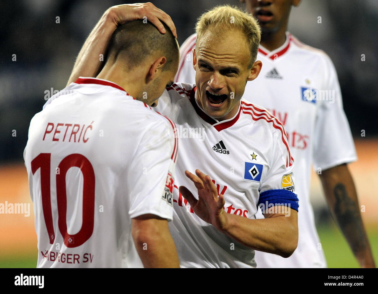 Hamburg?s Mladen Petric (L) and David Jarolim celebrate the 1-0 during ...