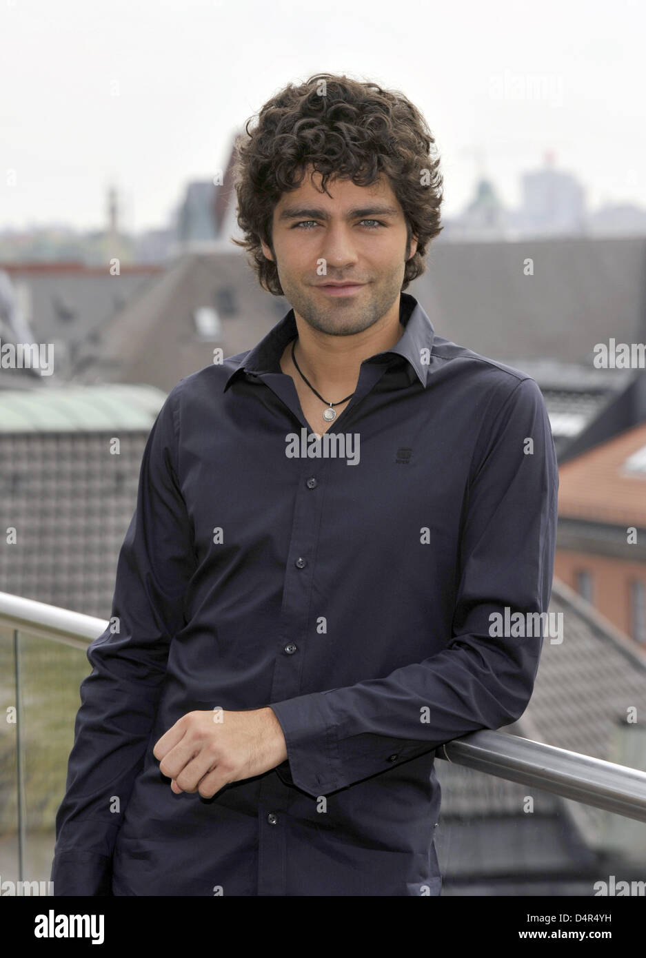 U.S. American actor Adrian Grenier at a press conference in Munich ...
