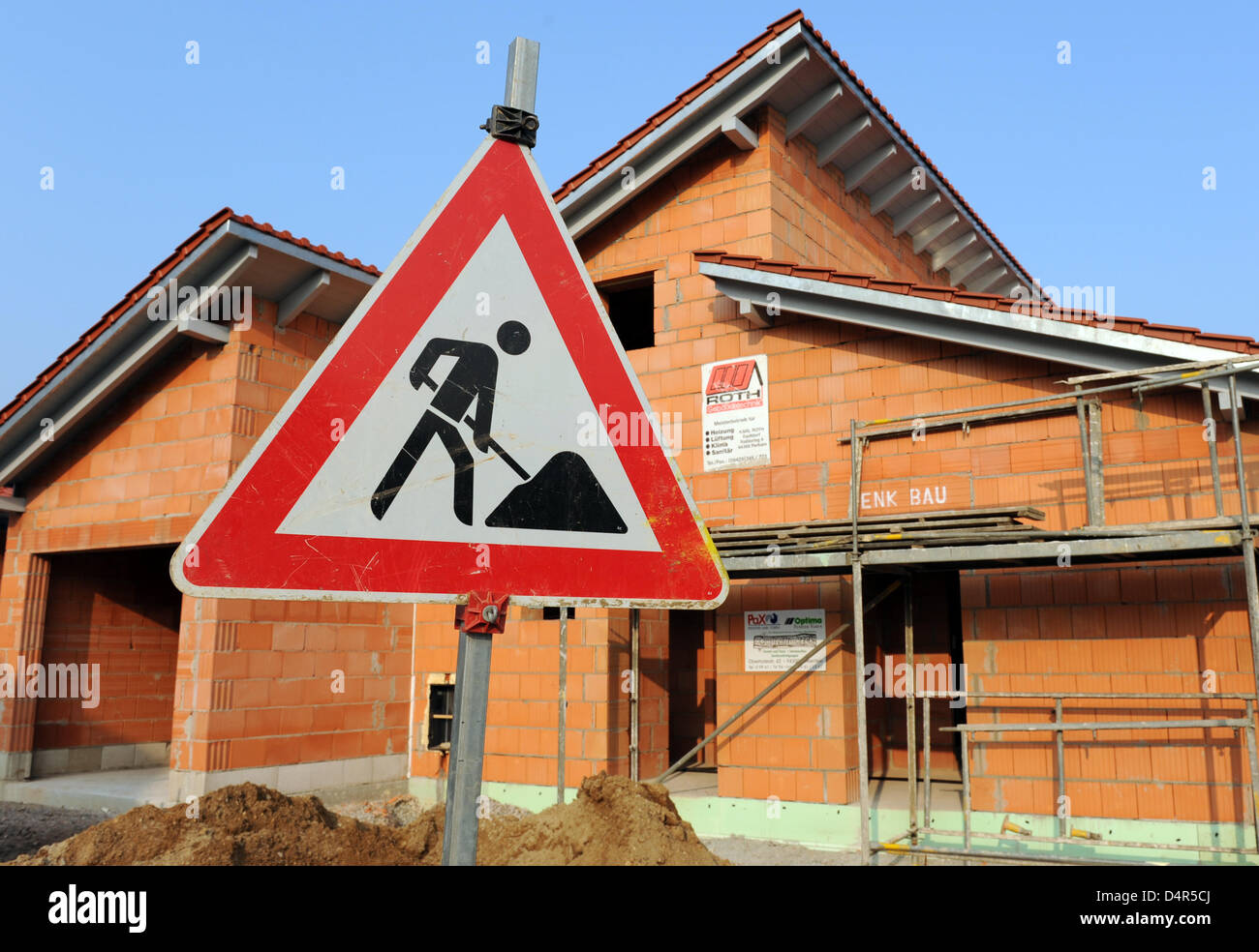 Symbolic photo - A construction sign in front of the brickwork of a ...