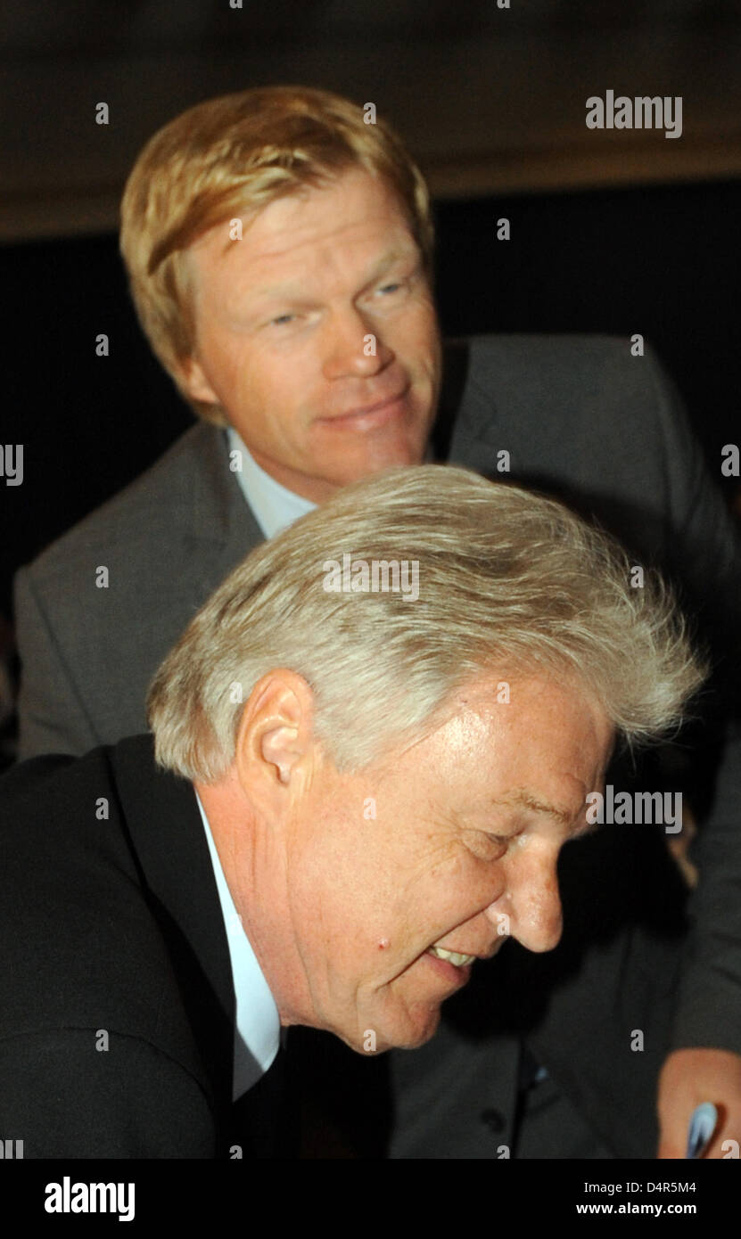 German goalie legend Oliver Kahn (back) and his father Rolf (front ...