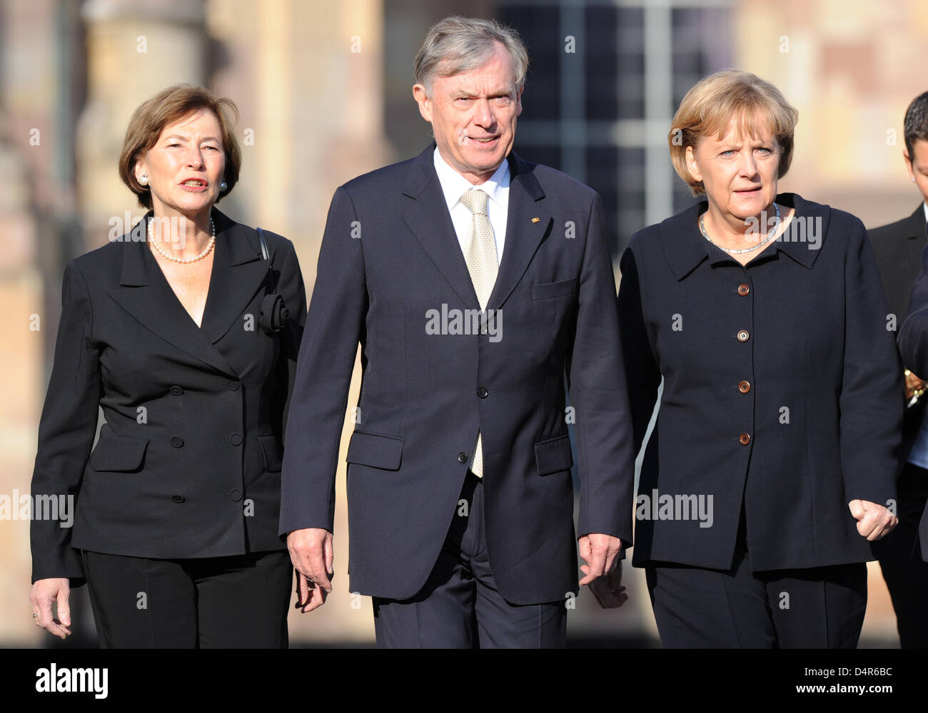 German President Horst Koehler (C), his wife Eva Luise Koehler (L) and ...