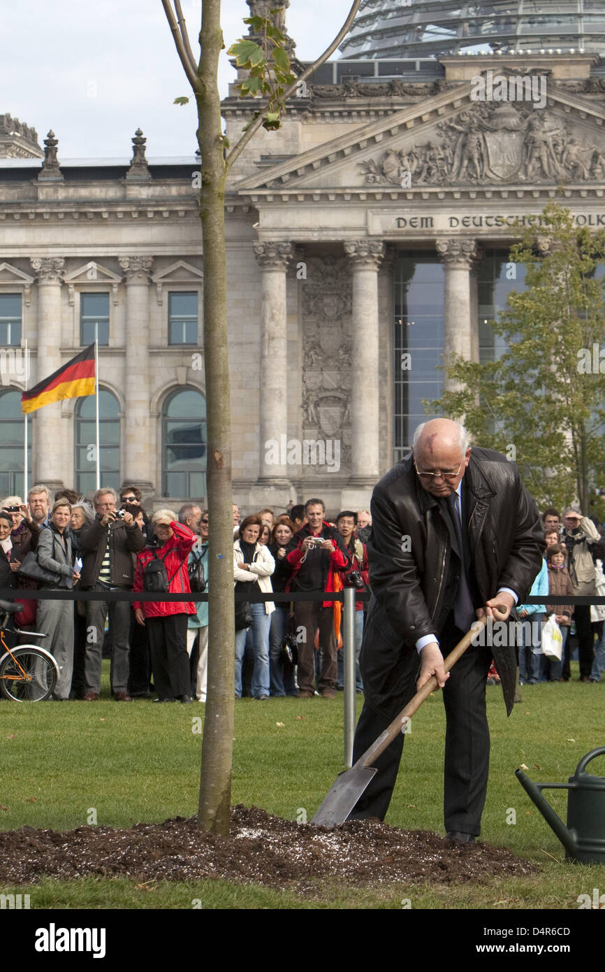 Former Soviet leader Mikhail Gorbachev plants a tree in front of the ...