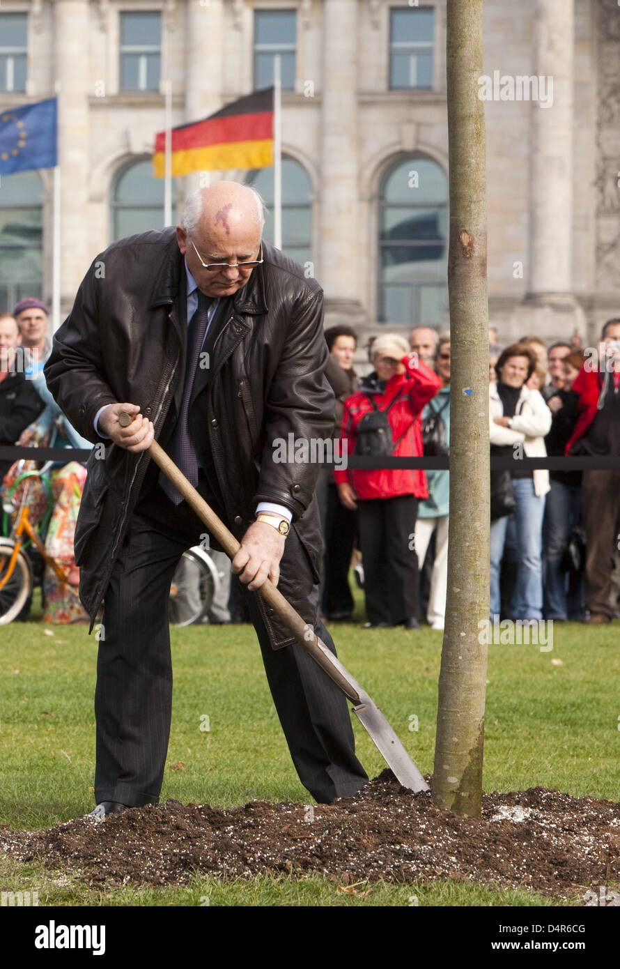 Former Soviet leader Mikhail Gorbachev plants a tree in front of the ...