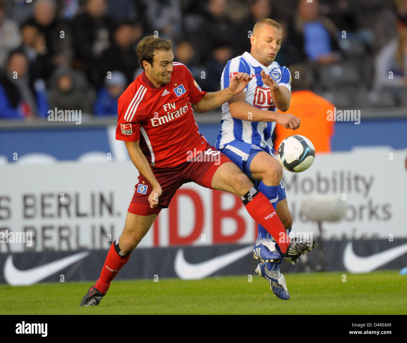 Berlin?s Patrick Ebert (R) duels with Hamburg?s Joris Mathijsen (L ...