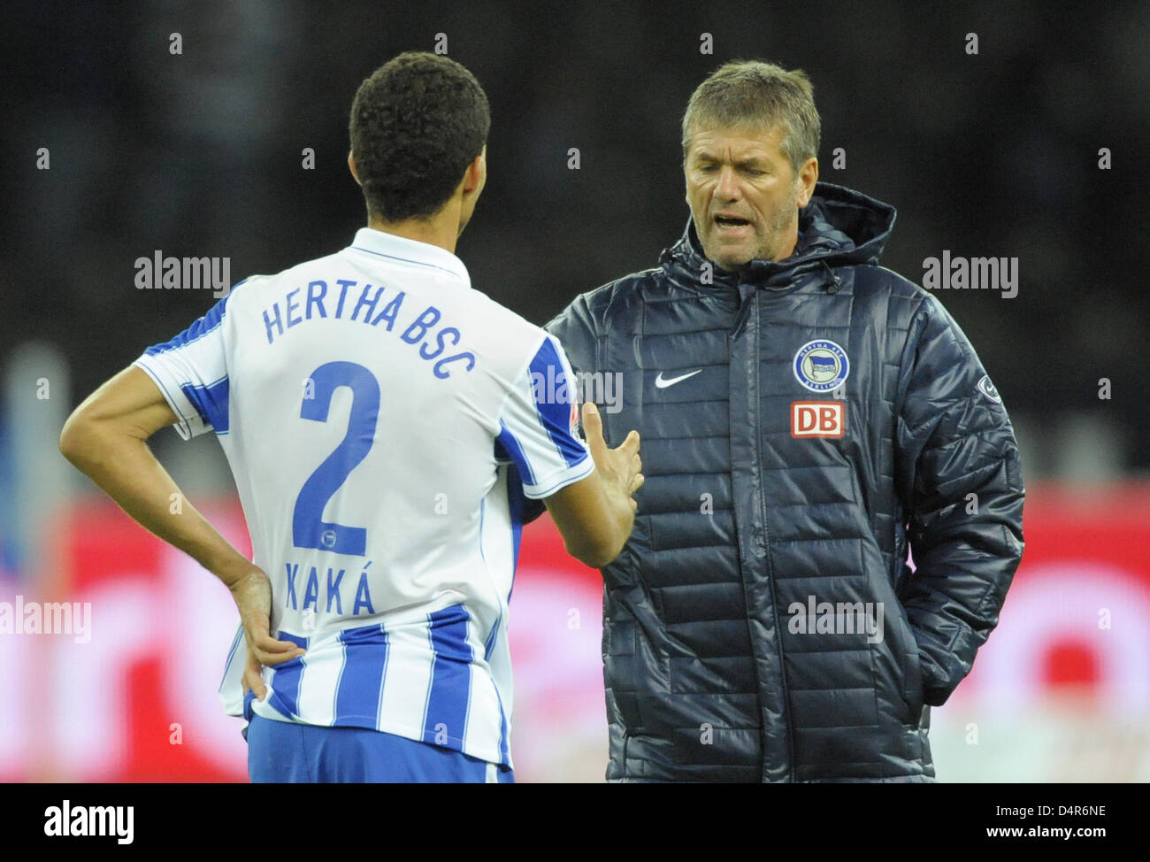 Hamburg?s head coach Friedhelm Funkel (R) shakes hands with centre-back ...