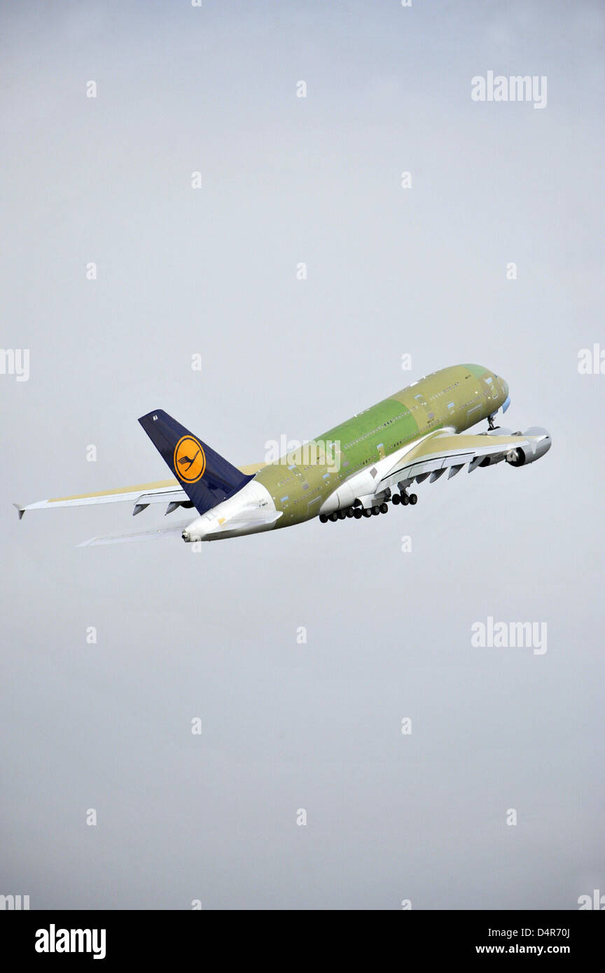 Test flight airbus a380 toulouse hi-res stock photography and images ...