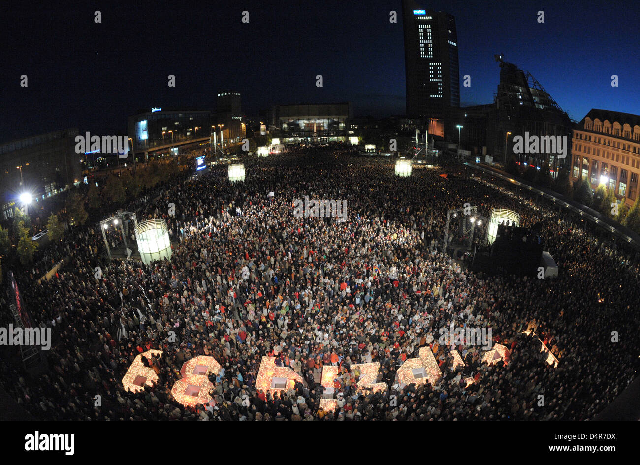 Crowds surround a writing ?Leipzig 89? made of candles in Leipzig ...