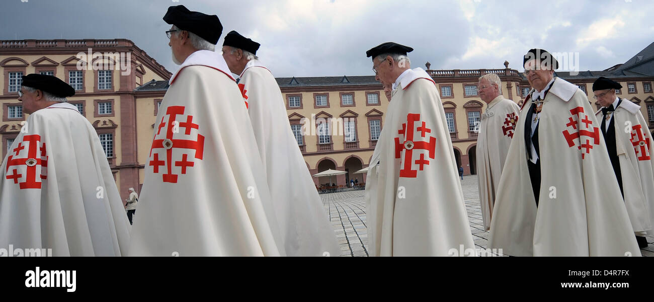 Order of knighthood hi-res stock photography and images - Alamy