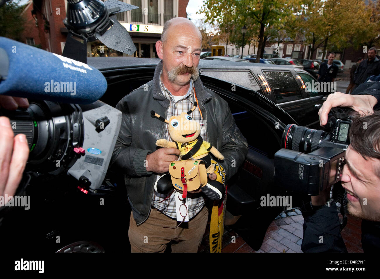 Dutch Theo Hendriks returns ?Emma?, the mascot of German Bundesliga ...