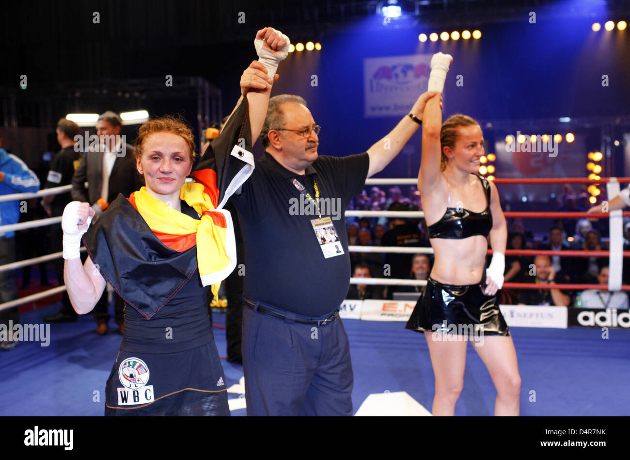 Dutch featherweight boxer Esther Schouten (R) and German featherweight ...