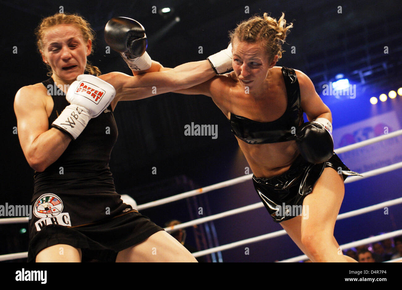 Dutch featherweight boxer Esther Schouten (R) fights against German ...
