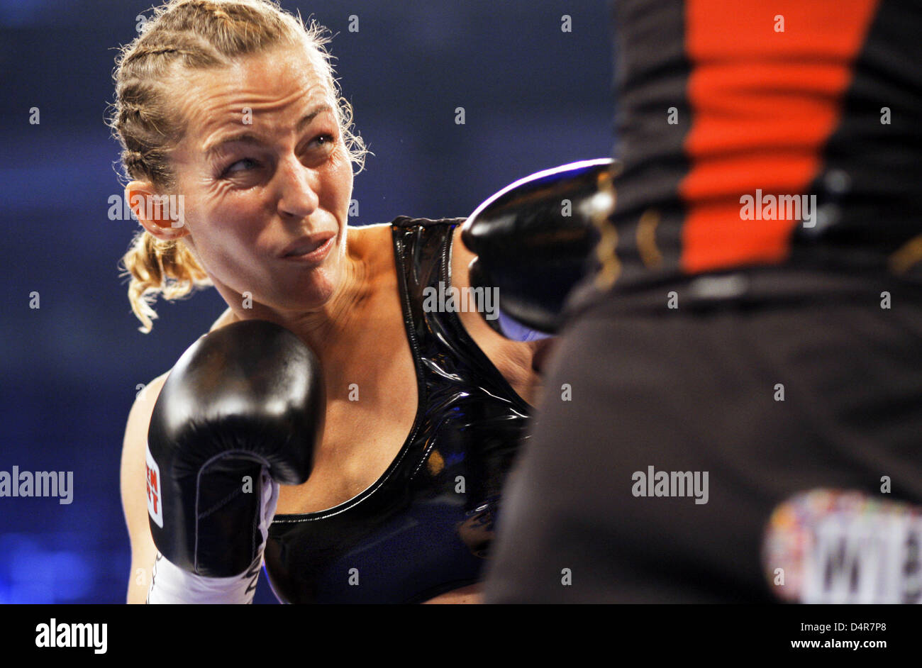 Dutch featherweight boxer Esther Schouten (L) fights against German ...