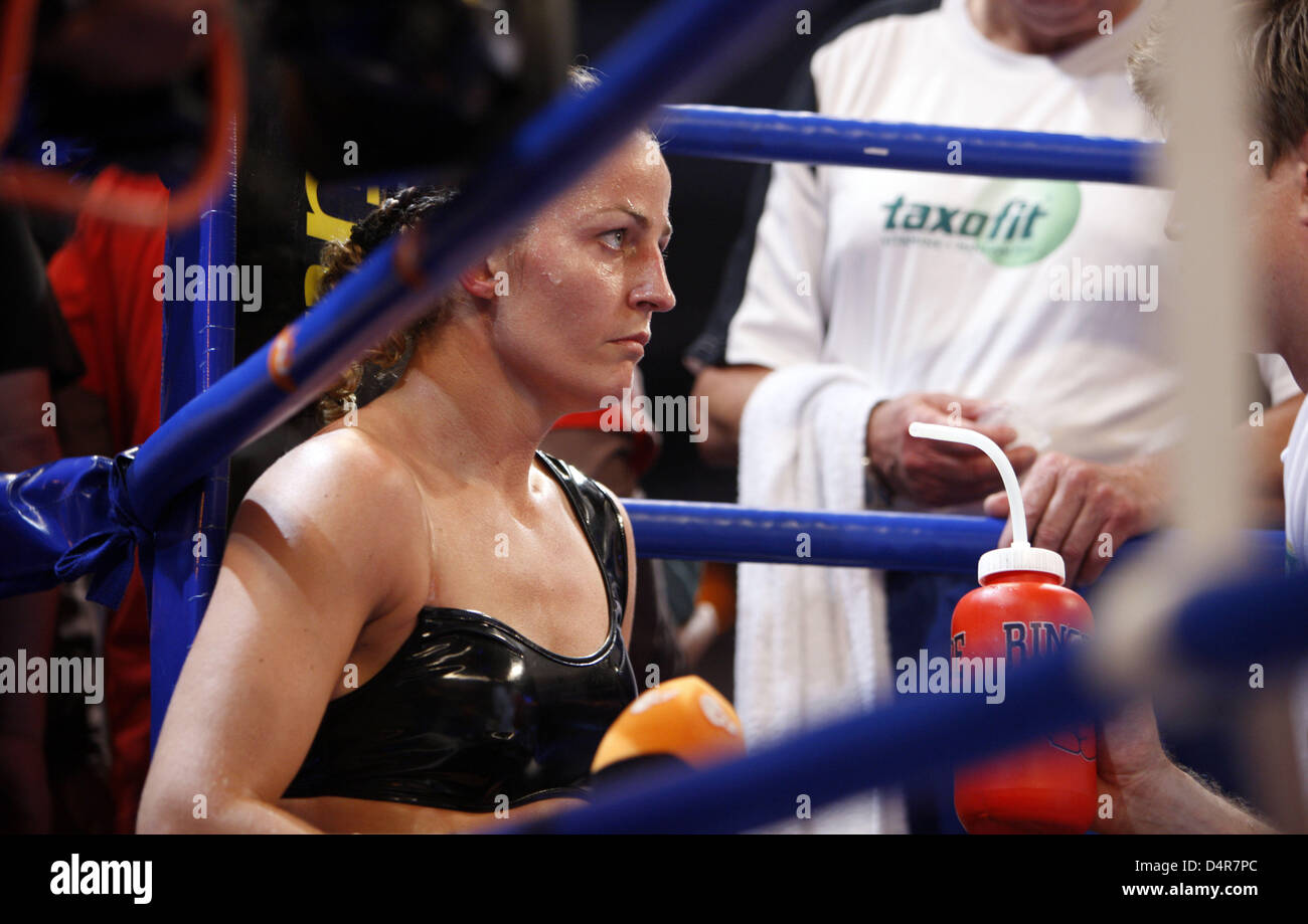 Dutch featherweight boxer Esther Schouten drinks during her fight ...