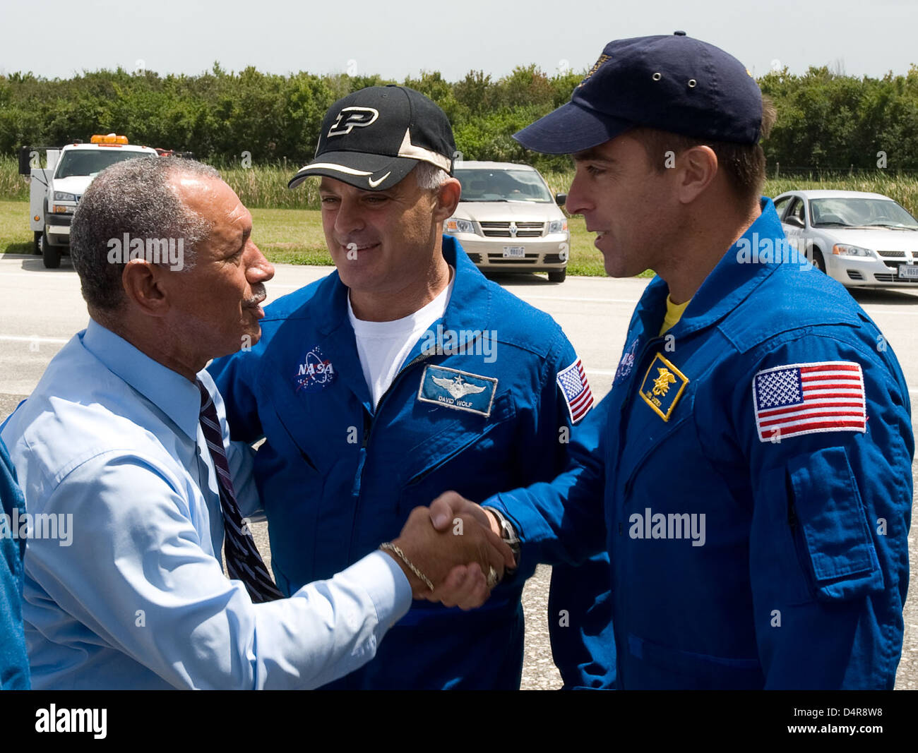 The Space Shuttle Endeavour lands at Cape Canaveral after completing ...