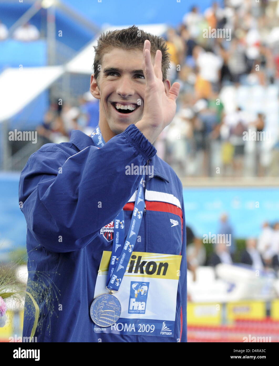 (L-R) USA?s Michael Phelps smiles with his gold medal in the 4x100 ...