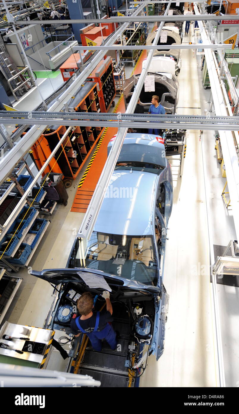 Mercedes-Benz? E-Class limousines on the assembly line at the plant in ...