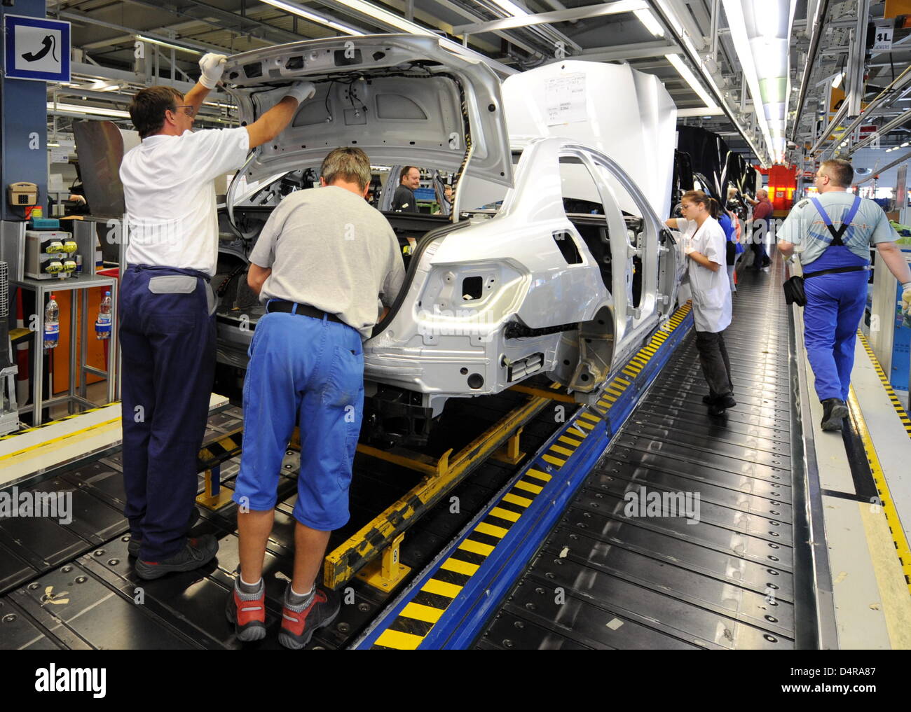 Mercedes-Benz? E-Class limousines on the assembly line at the ...